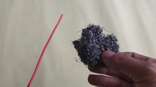 才知道,废旧钢丝球别再扔了,绑一根电线,立马价值翻倍!太棒了