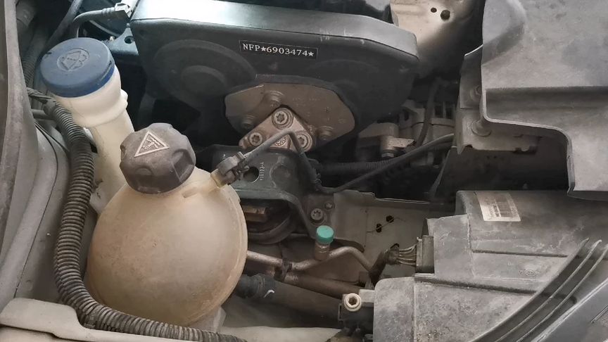 看看标志301的正时皮带是怎样更换的。