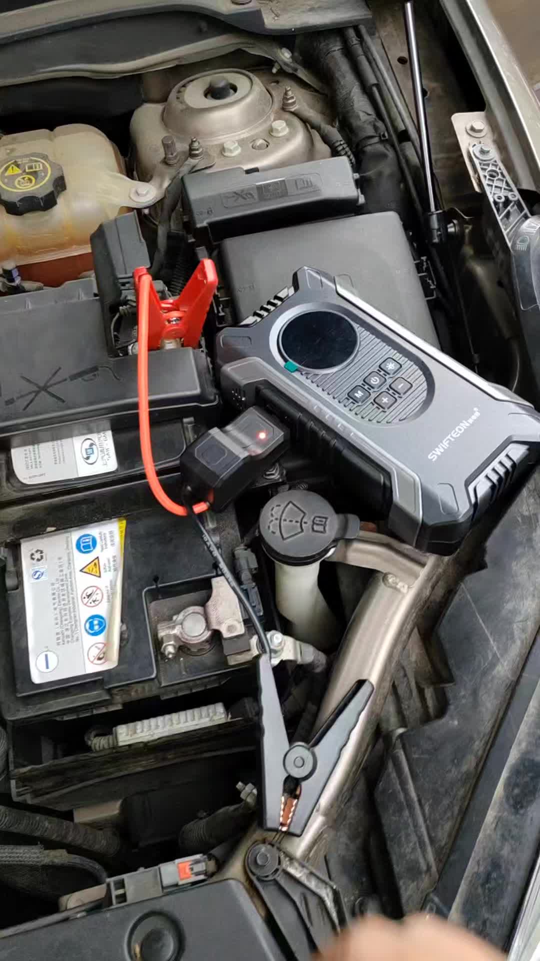 冬天汽车电瓶容易亏电打不着火,如何用搭电宝正确启动呢?#汽车搭电...