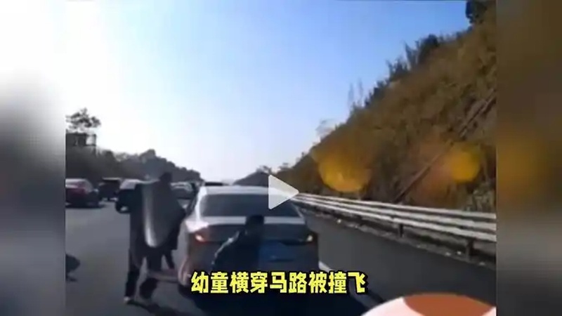 痛心!又是小孩横穿马路被汽车撞飞数米远!村干部:正在抢救