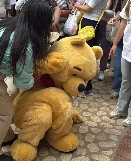 ...玩偶演员遭游客拍头倒地不起,律师:若造成轻伤以上或涉故意伤害罪