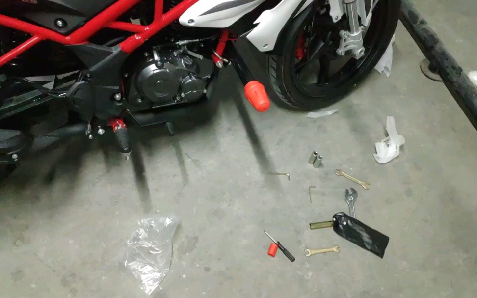 贝纳利红宝龙TNT 150i的一字护杠,安装时一定要小心氧传感器的线路。