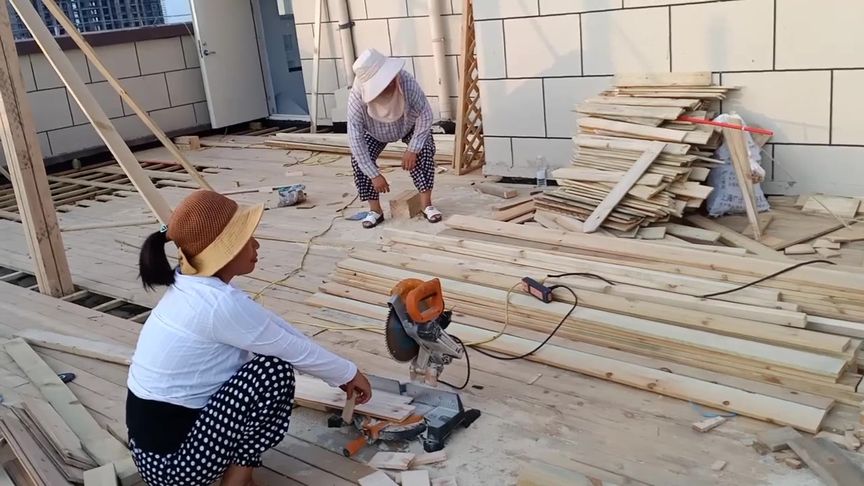 美女在县城铺木地板,一天报价800看看是什么原因