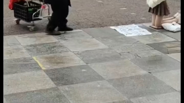 年轻人街上乞讨,拿着大爷的钱良心不会痛吗?