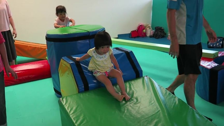 少儿体适能|幼儿体操前滚翻教学训练视频