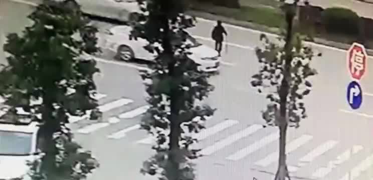 ...将横穿马路的老人王某某撞伤。此次事故驾驶人胡某和行人王某某均...