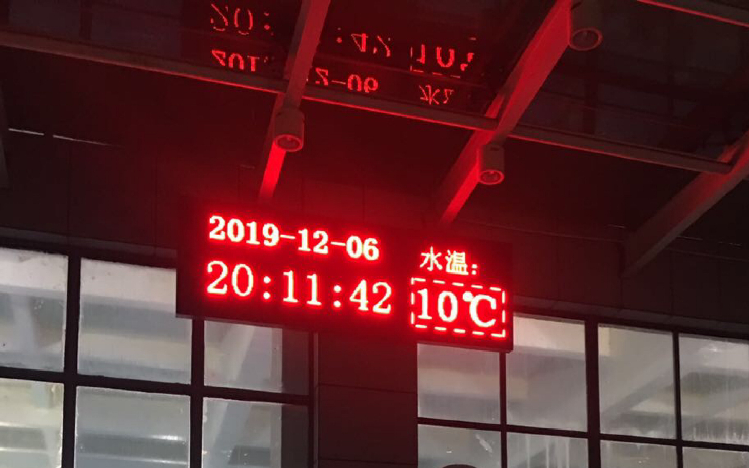 在10摄氏度的水温下游泳!
