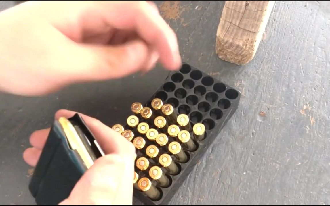 二战表现极佳的M1卡宾枪,弹匣压弹 靶场射击测试