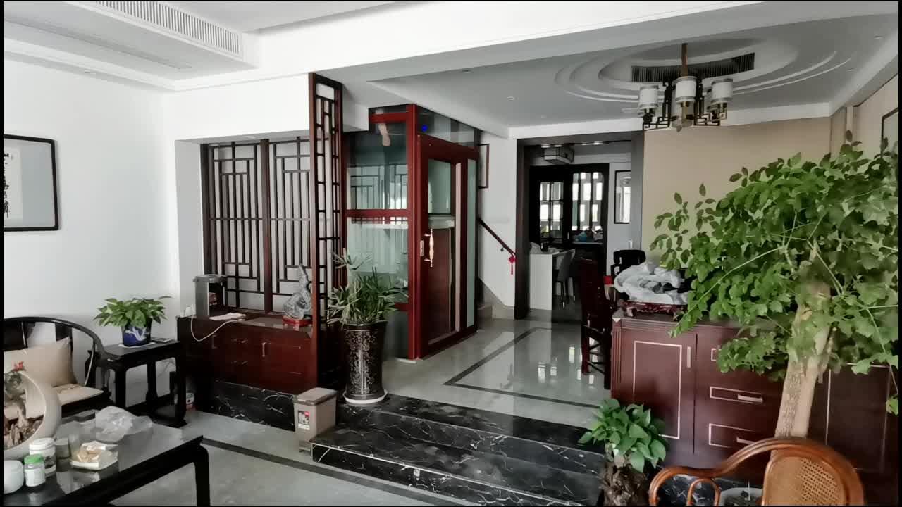 中式装修中的钢带平台电梯