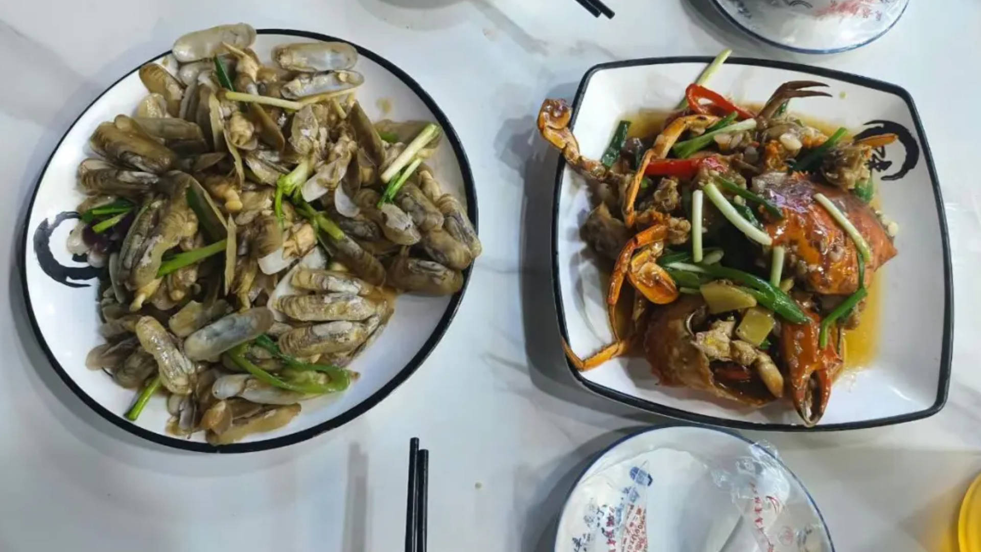 "旅游点炒蛏子和螃蟹两个菜661元"双方和解:店家退400元,调解聊天...