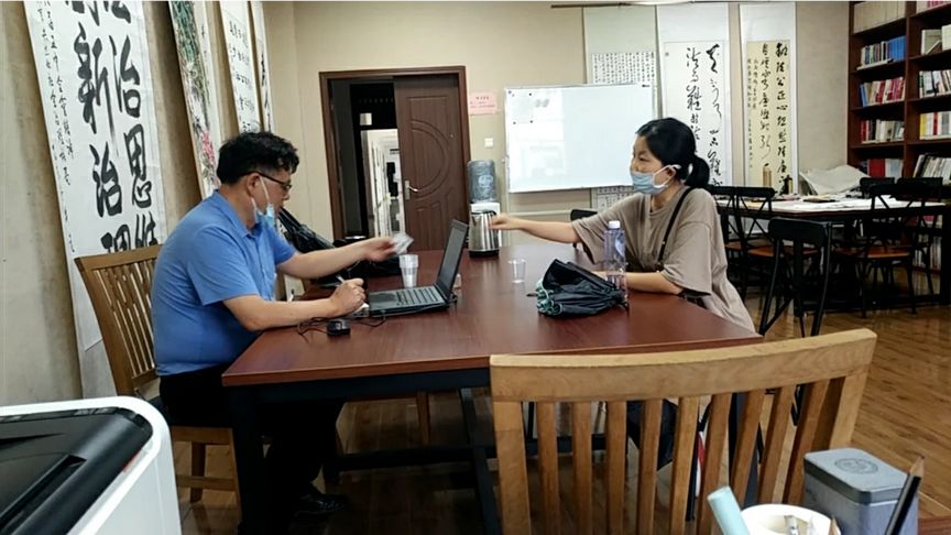 宜昌市法学会知名律师,在市图书馆为市民免费进行法律咨询服务!