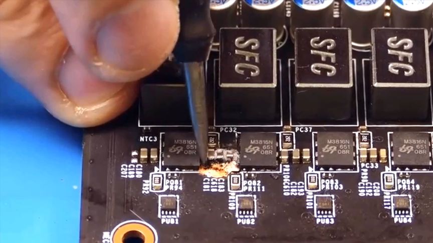 微星GTX1070显卡12V短路主板烧成这样还能修好继续使用吗