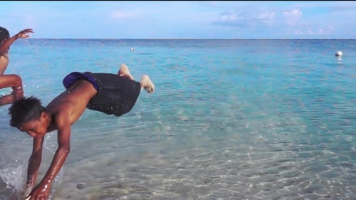 印度尼西亚,上帝给这些孩子打开了窗户!