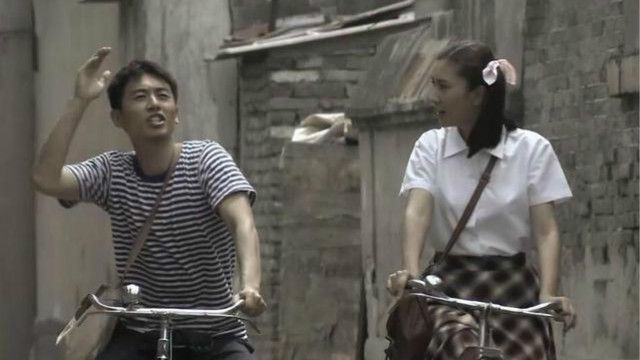 韩春明为苏萌弹奏钢琴曲《让我们荡起双桨》，苏萌听着满满的回忆