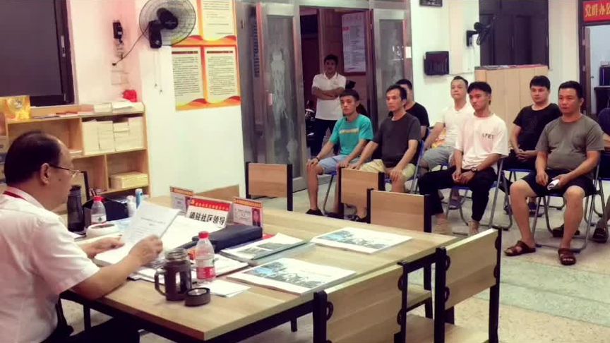 博美社区青年志愿者在辖区内开展消防宣传、打扫环境卫生等活动