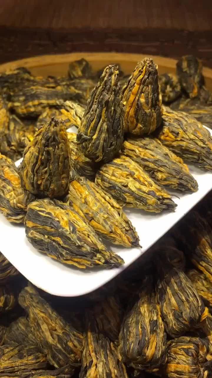 滇红宝塔,说的是外形,是使用滇红原料,制作成塔状的茶形,纯手工制作,