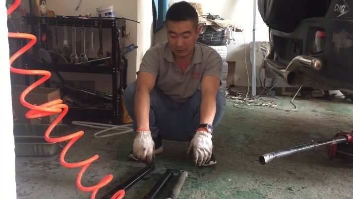 小伙教你更换汽车后减震,从此走的稳走的直