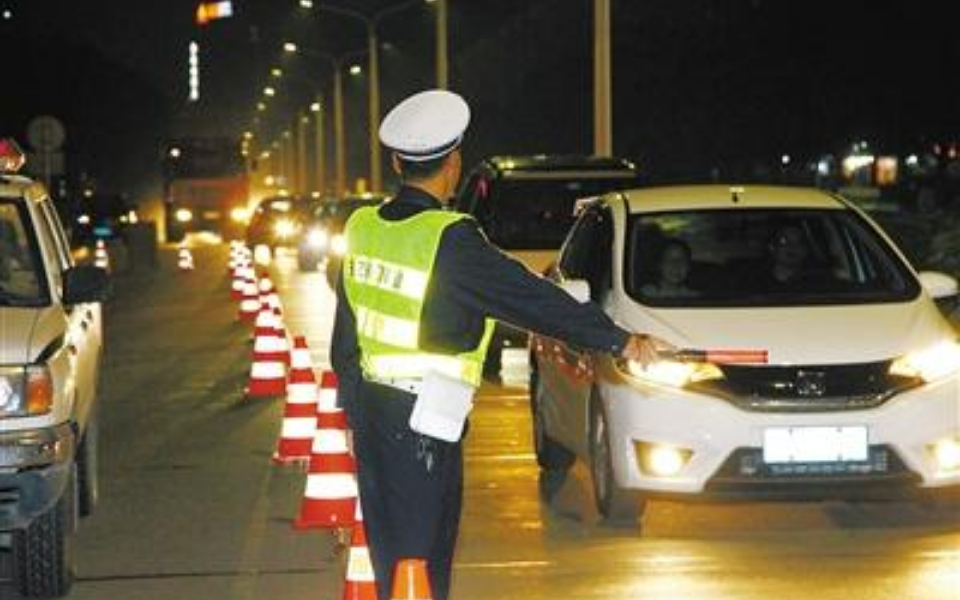 运管交警齐整治。还在跑黑车的,看了下面的内容,你还敢跑吗?