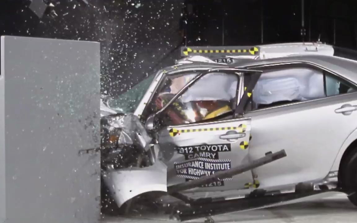 【IIHS 25%驾驶侧碰撞实验】2012款丰田凯美瑞