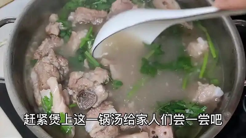 炖排骨莲藕汤时,切记不要直接下锅炖,教你一招,汤鲜美味不发黑