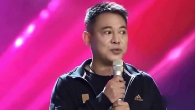 近照曝光!李连杰大病痊愈精神好,与粉丝合影很显年轻