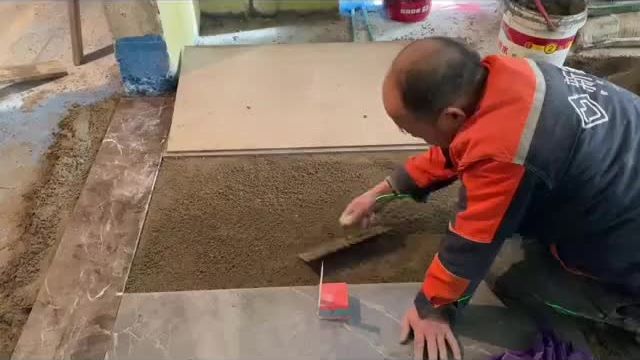 很多人已经请假提前#回家过年了,我问瓦工张师傅咋没回去