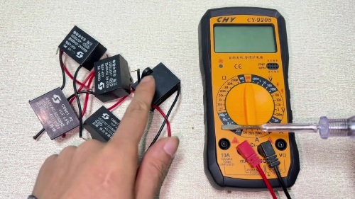 才发现,万用表的电阻档,原来还可以判断电容的好坏,长见识了