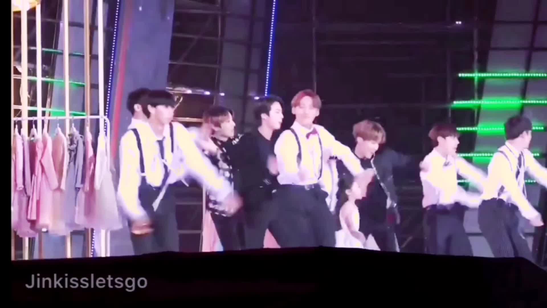 ...事故差点受伤的idol 求求SBS做个人吧!要不直接改名叫SBS滑滑梯...