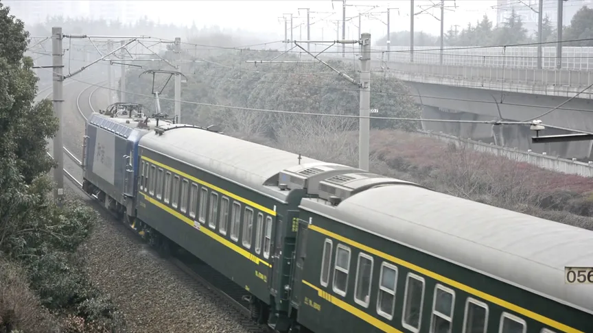 被俗称为“动二代”的K1156次列车(上海-成都)经过