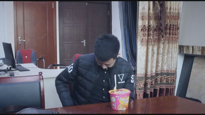 90后销售员因业绩不佳,被人瞧不起,没想到老板竟然这样对他!