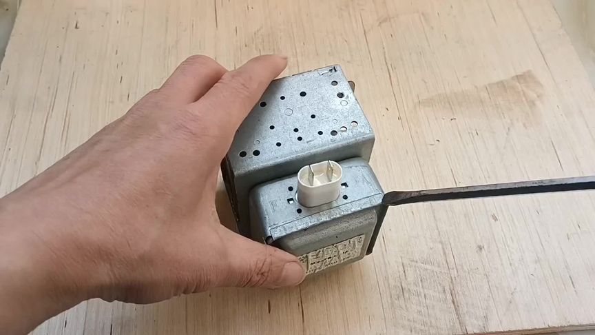 拆解磁控管,4千伏的直流电是怎么给微波炉加热的? #家电维修 ,#技术...