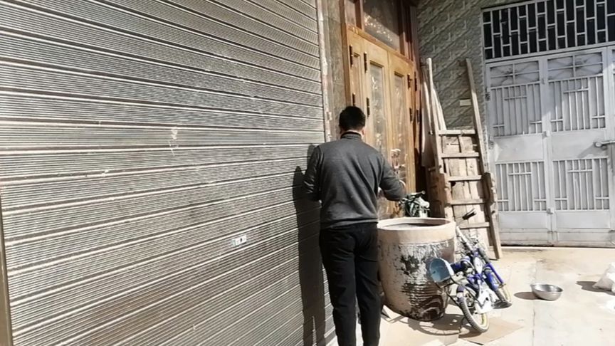 门缝隙不严,补住缝隙,二楼玻璃幕下面有点渗水,打胶密封