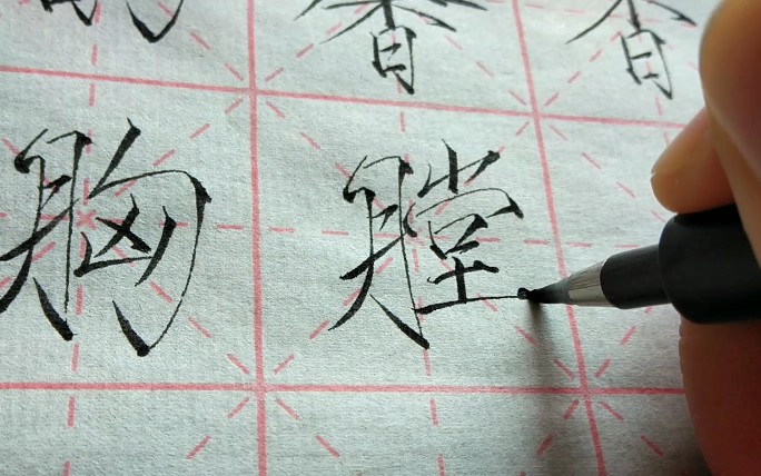 ...都要芬芳,滚烫的馨香淹没过稻草人的胸膛,草扎的精神,从此万寿无疆