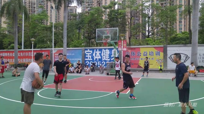 篮球比赛进行中,传球传得快速漂亮,投篮投得准确精彩