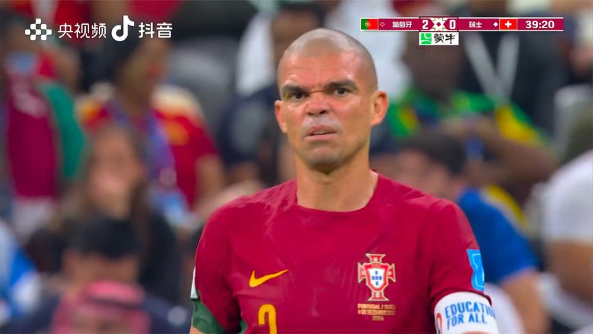 2022世界杯:肉身相撞,佩佩被放倒