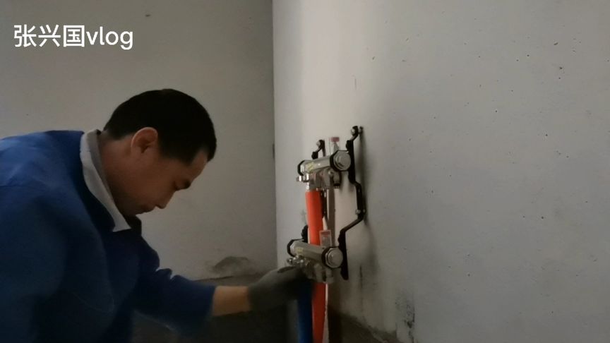 老张教大家接换地暖分水器。