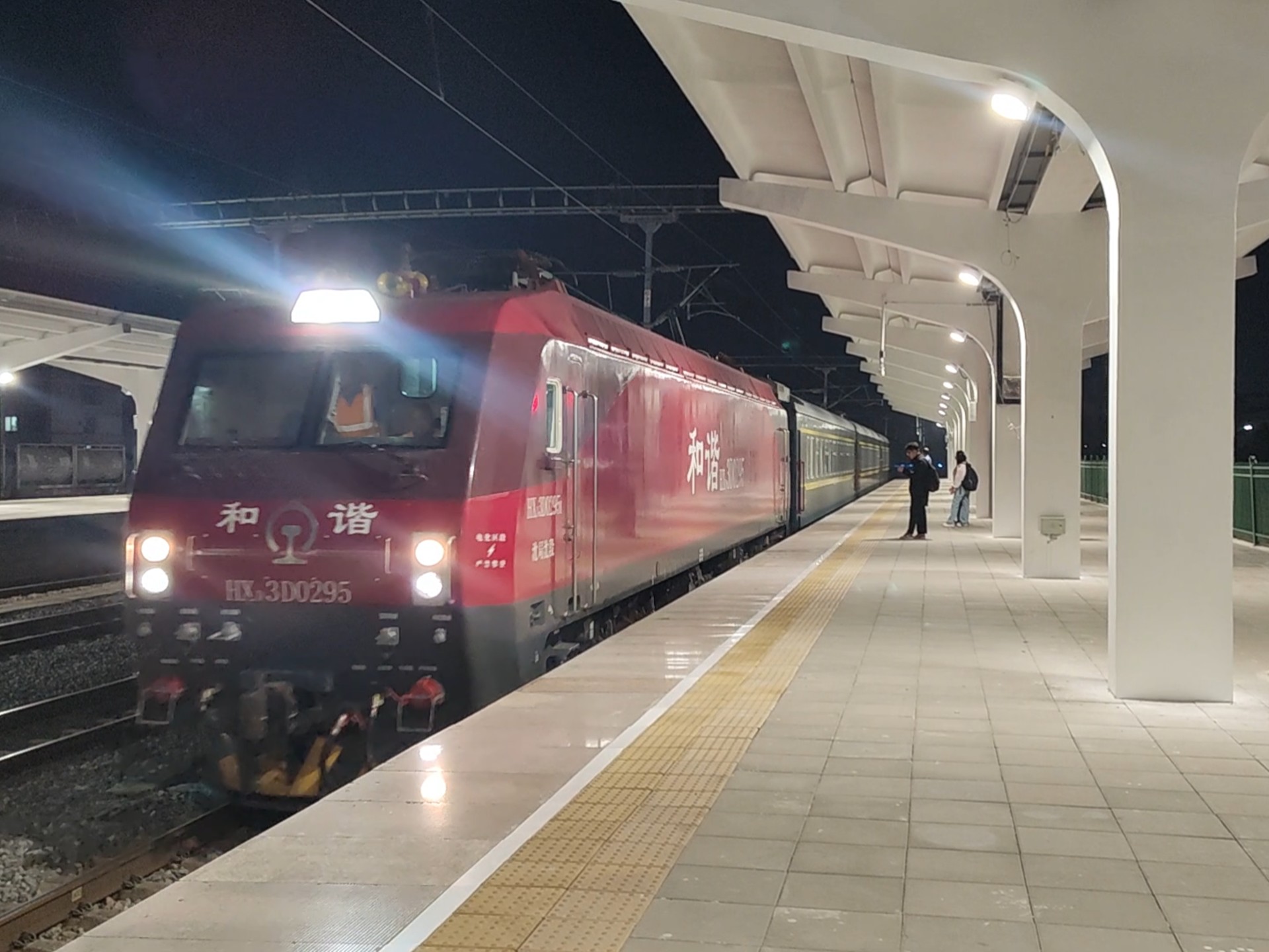 K2084 海拉尔→大连 和谐电3D 0235 沈局沈段,牵引进入瓦房店站