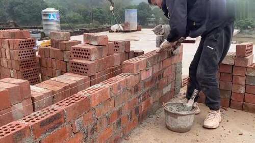 震惊!砌砖教程第一步竟是抓猫?这操作太离谱了!