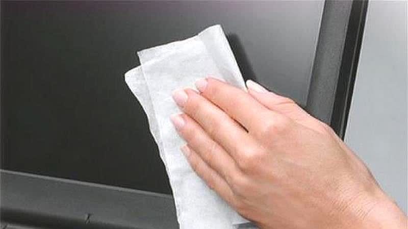 电脑屏幕脏了不要用水擦.