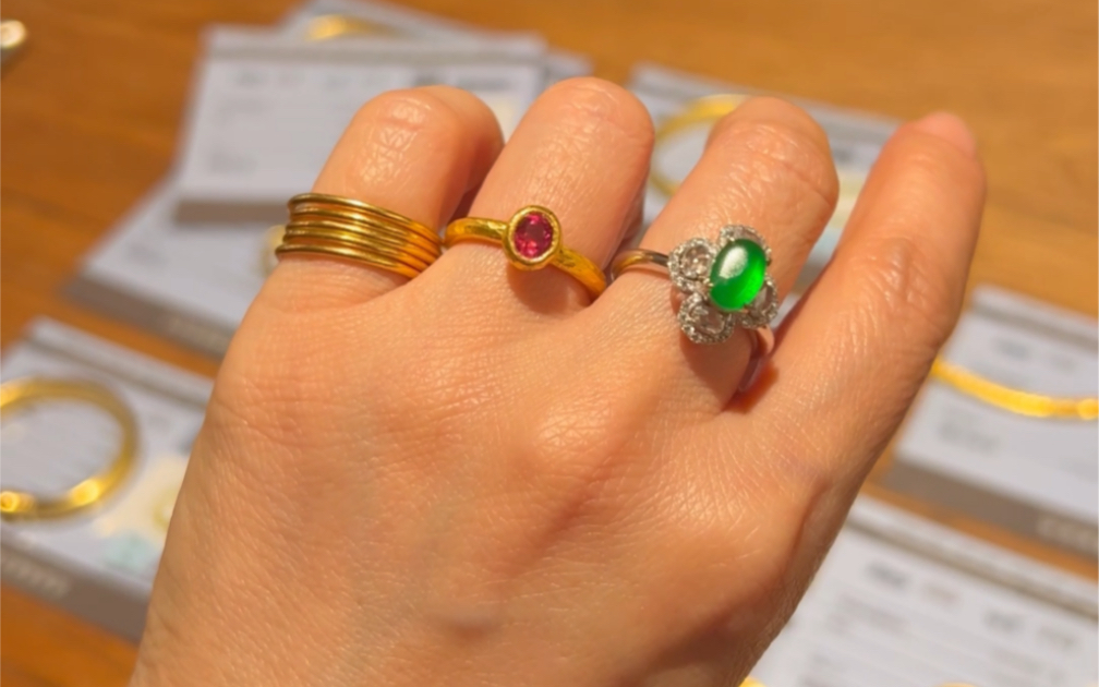 黄金锤纹包镶宝石戒指