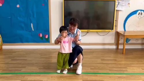 橙橙的幼儿园体验课时间,小宝贝的自我介绍好棒