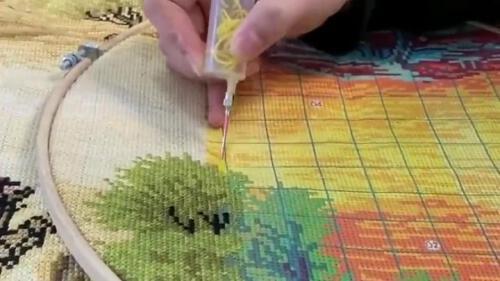 我还是第一次见用注射器绣十字绣的,这样绣起来方便多了!