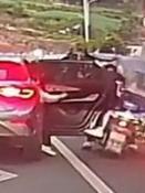 家长违停孩子"开门杀"撞人后家长驾车逃逸 当地回应