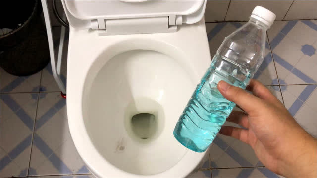 马桶不小心堵住了,只要一个塑料瓶,1分钟疏通马桶.