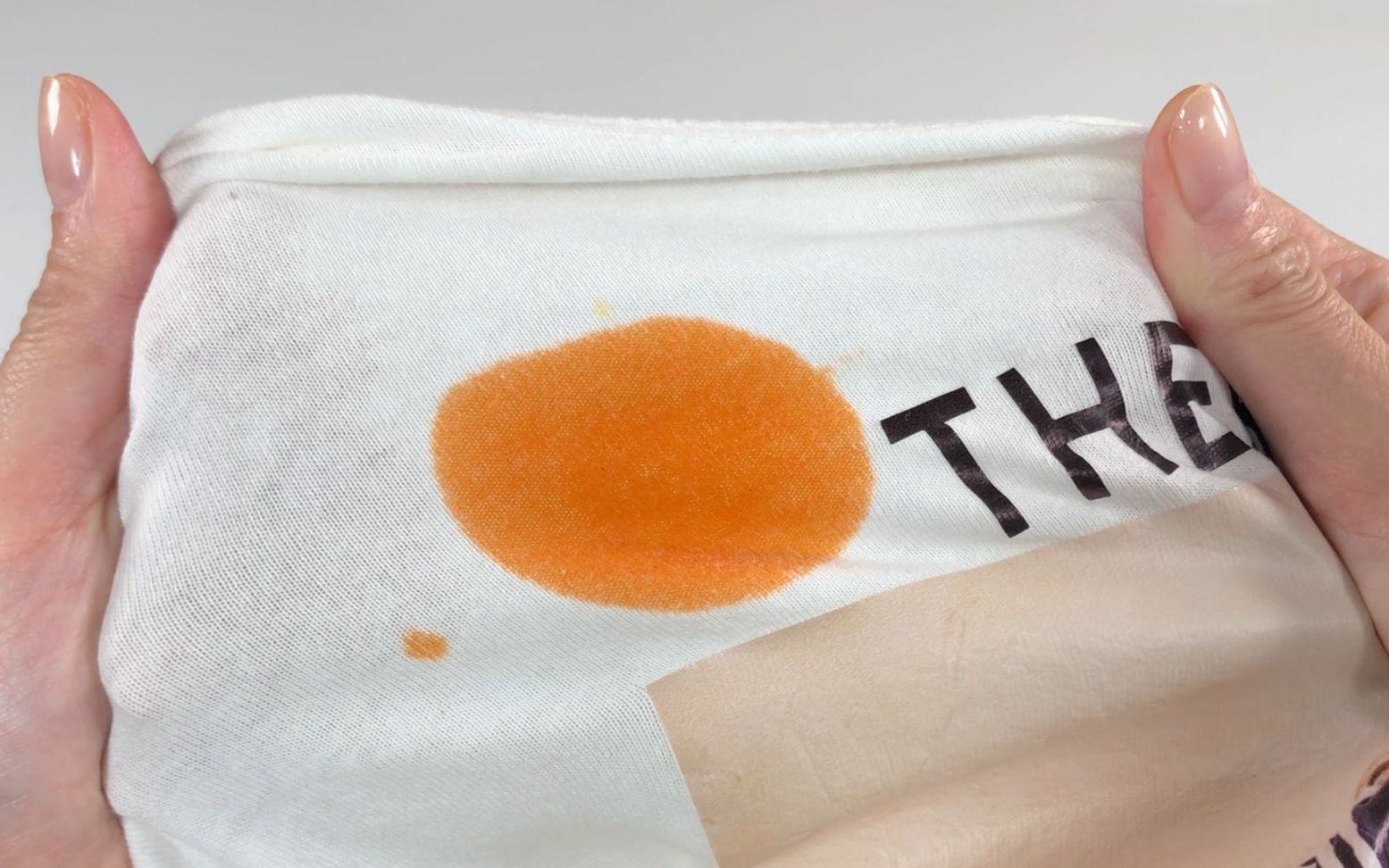 衣服溅上了油渍,别用洗衣粉洗,上面撒把它,两三下搓得干净如新