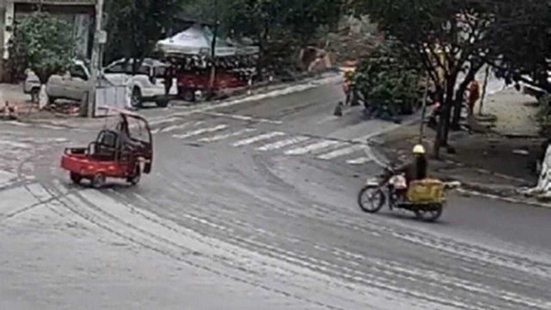 路口转弯不让直行酿事故电动三轮车与摩托车相撞