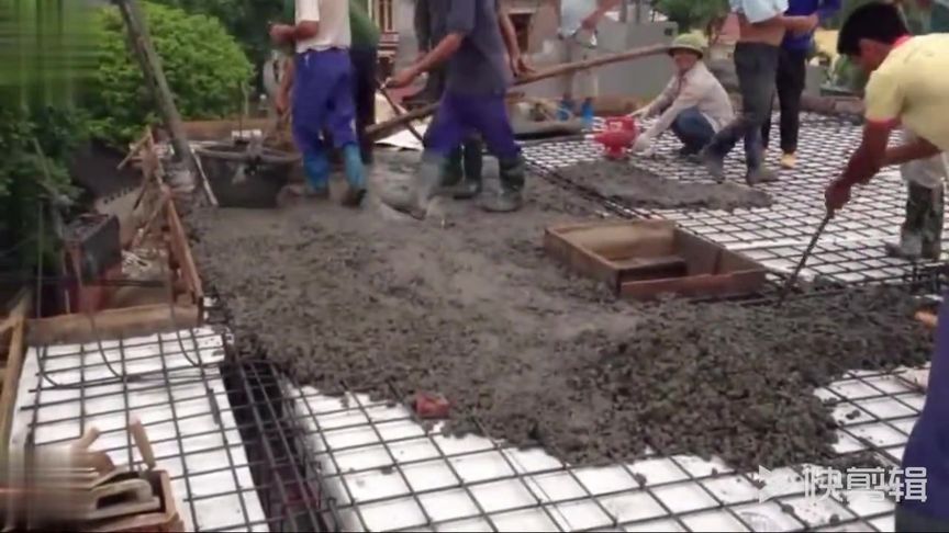 实拍农村楼板混凝土浇筑施工过程,你家乡也是这么做的吗