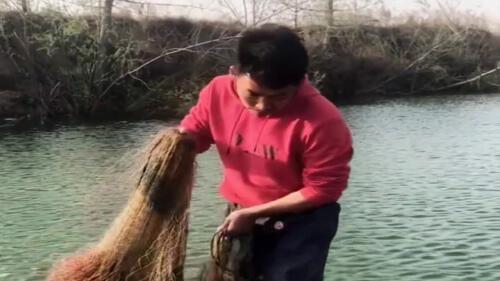农村小哥撒网捕鱼,几十斤的渔网,看小哥怎么撒的!