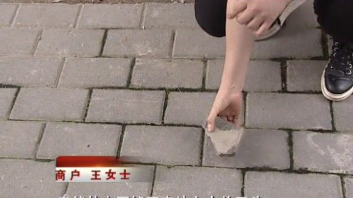 楼上多次扔东西,这次还砸了人!