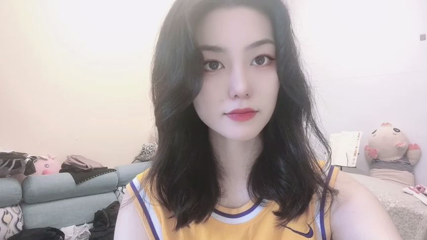 女大学生毕业后,互相拥抱告别,走出校门立马退群,删除舍友微信